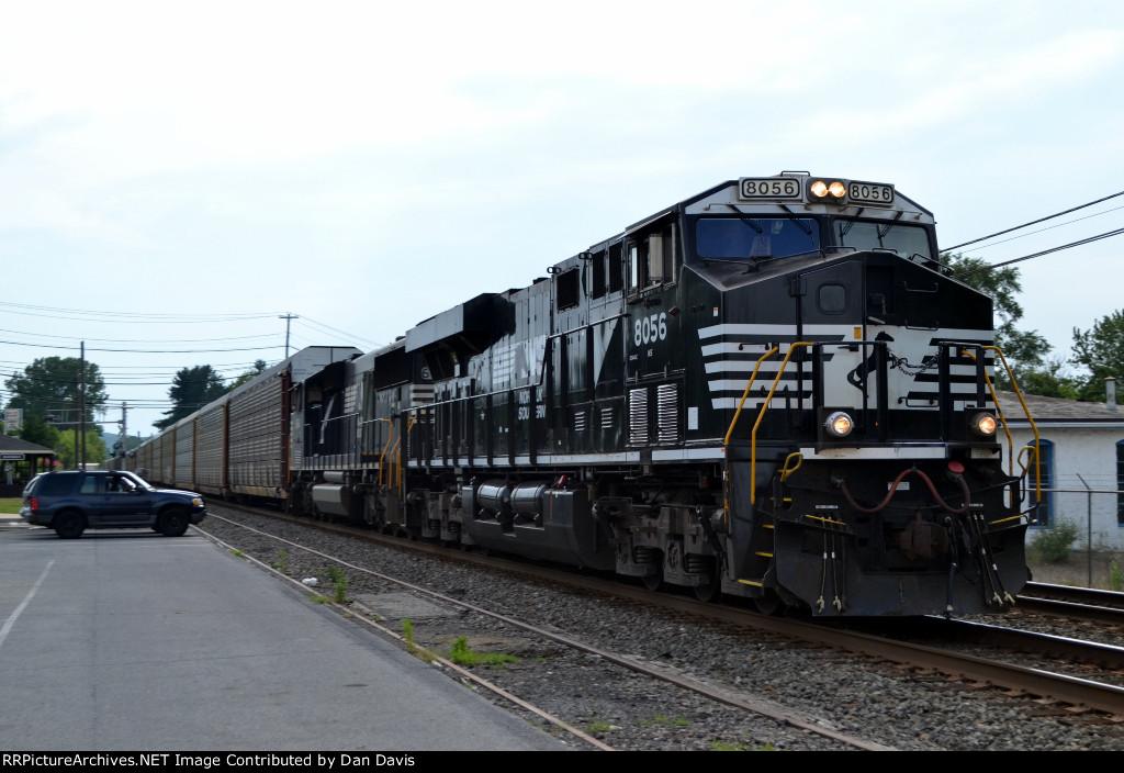 NS ES44AC 8056 leads 18N